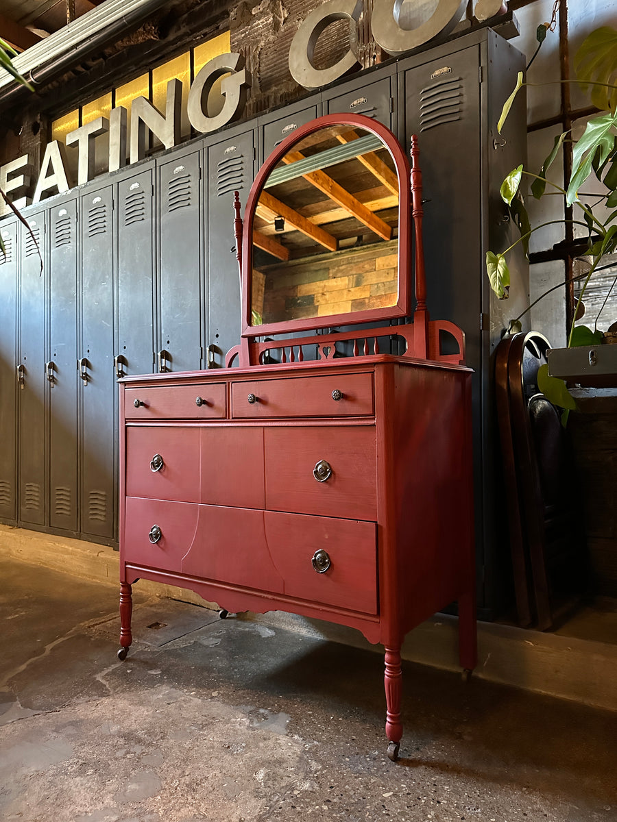 Red Dresser – Dandy