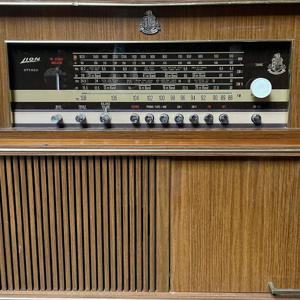 Lion Stereo / Record Console – Dandy