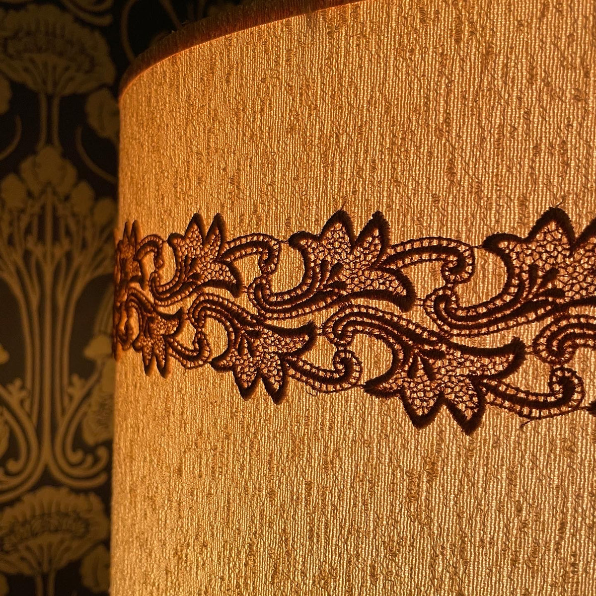 Mid-Century Ceramic-Glam Lamp – Dandy