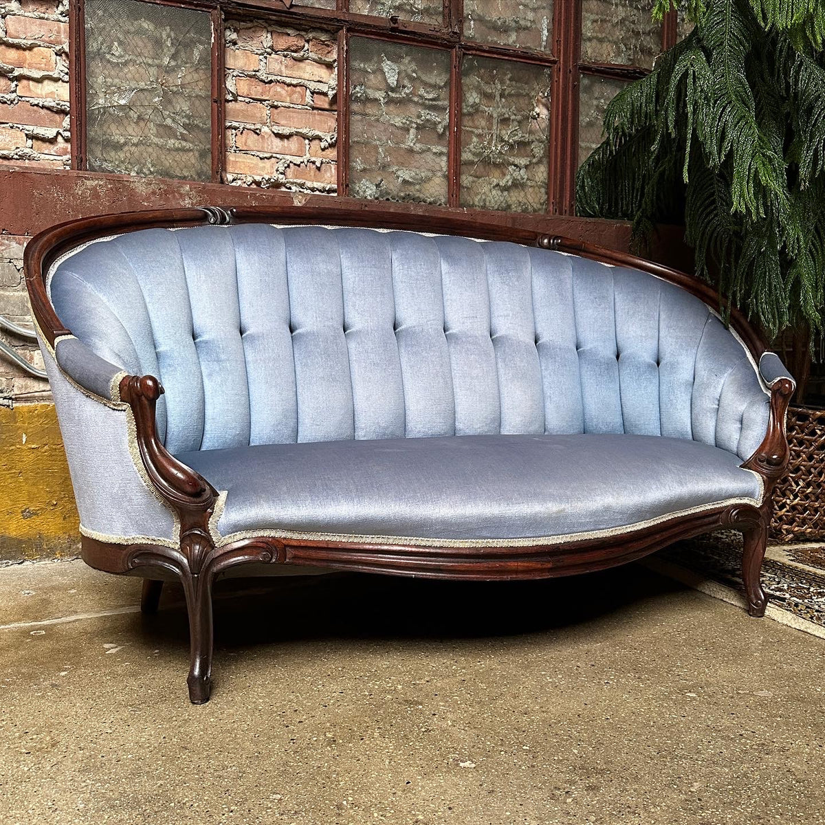 Victorian Finger-Carved Sofa – Dandy